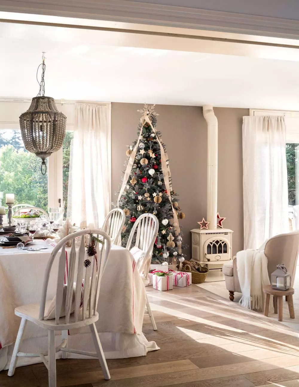 Salle à manger de Noël blanche avec sapin