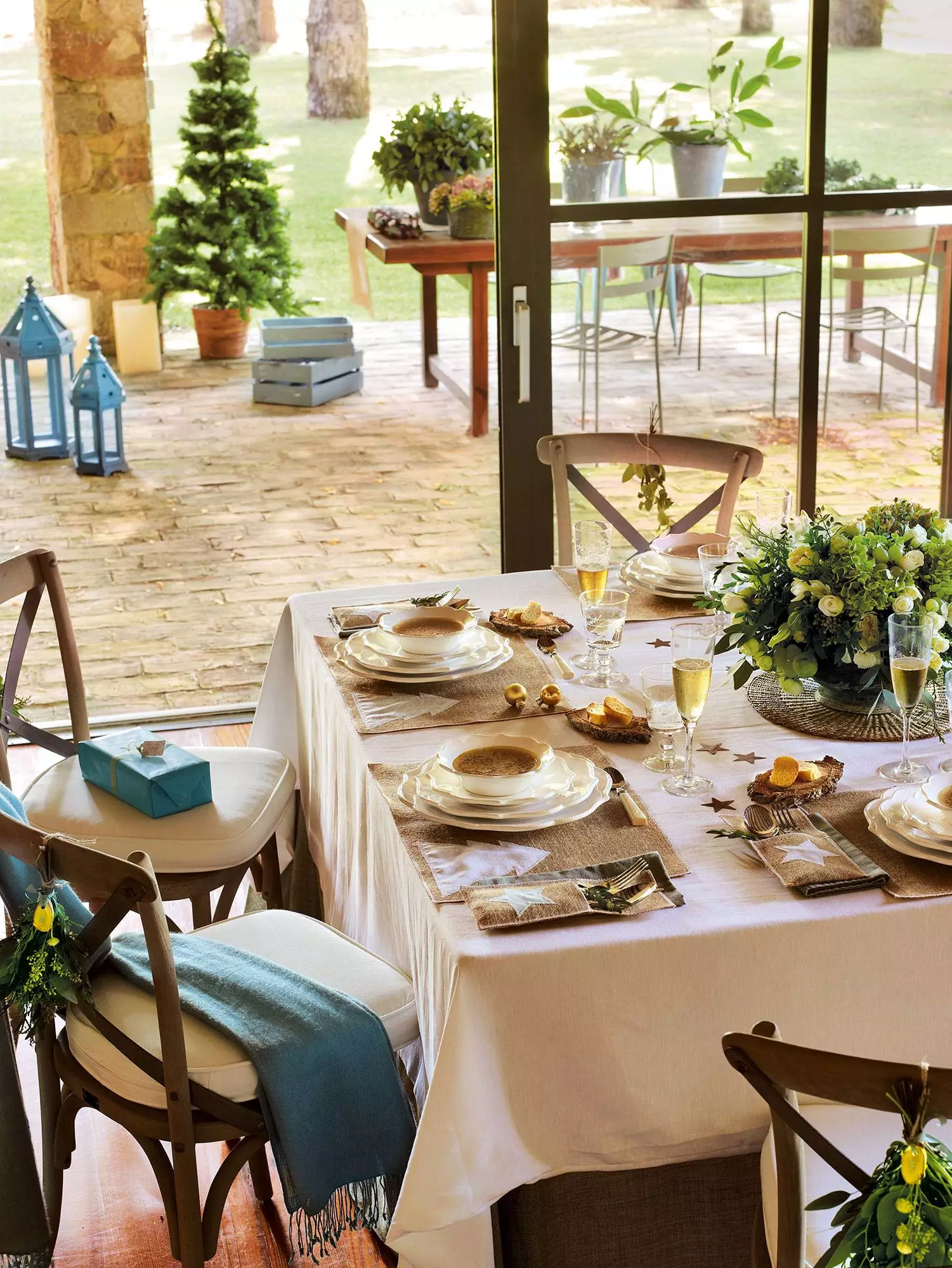 Salle à manger décorée de Noël avec des détails de bricolage