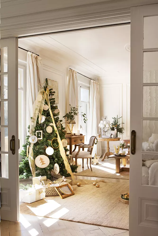 Wohnzimmer weihnachtlich dekoriert in Gold, Weiß und Grün