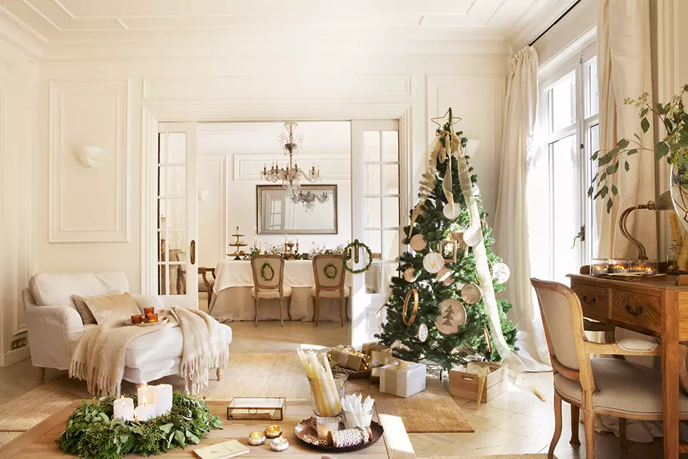 Salle à manger décorée pour Noël en or