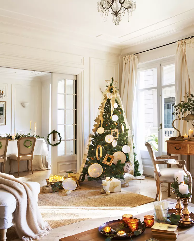 Weihnachtszimmer mit Baum und in Gold dekoriert