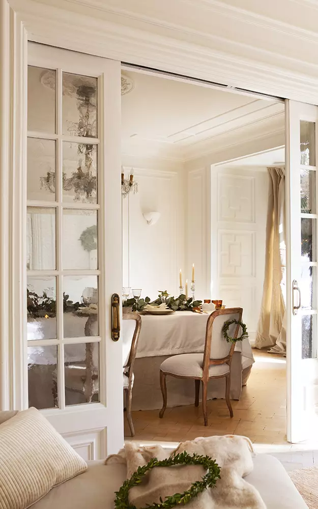 Salle à manger décorée de Noël avec des détails dorés