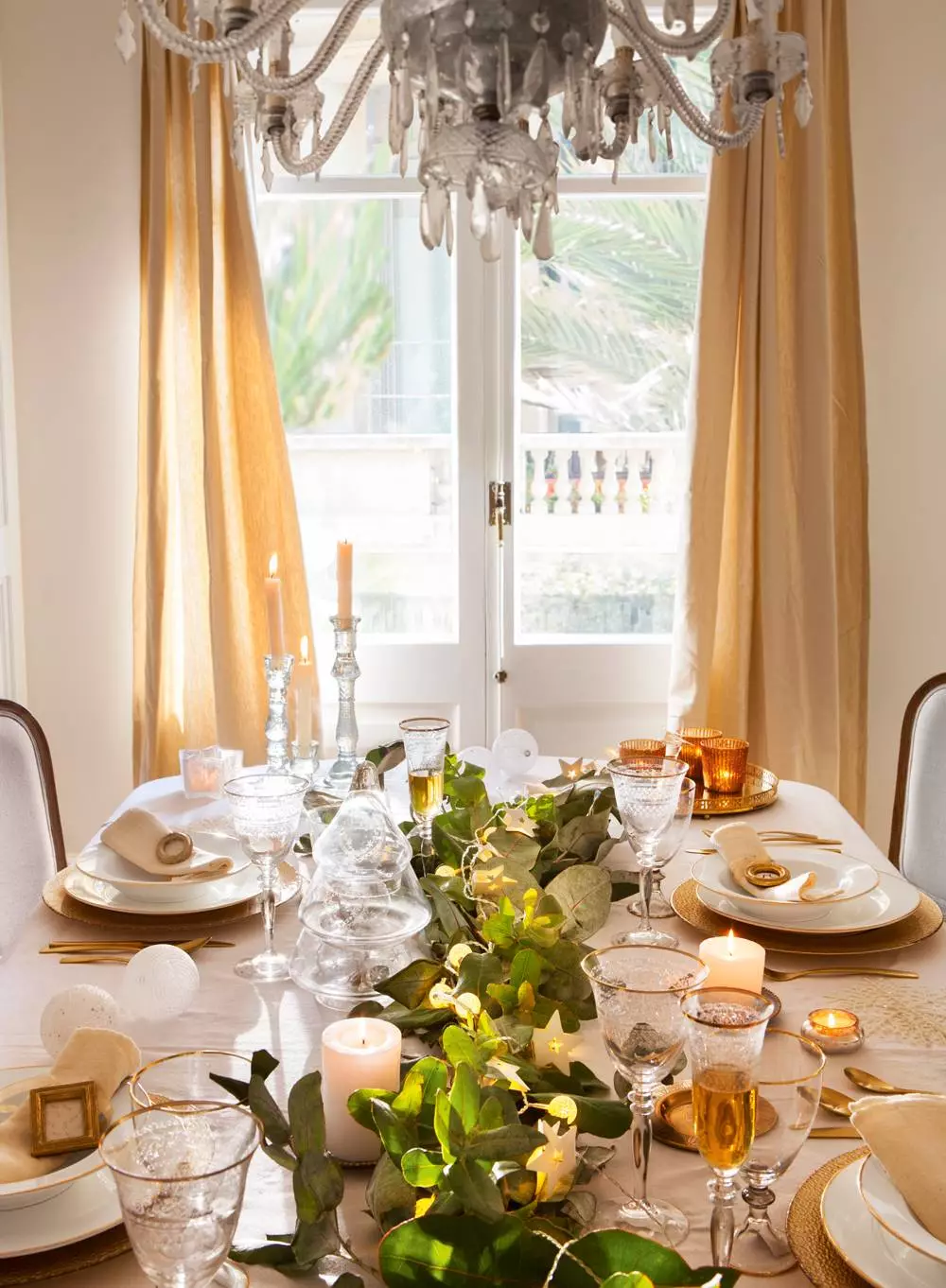 Salle à manger avec table décorée de Noël avec détails dorés_00417873