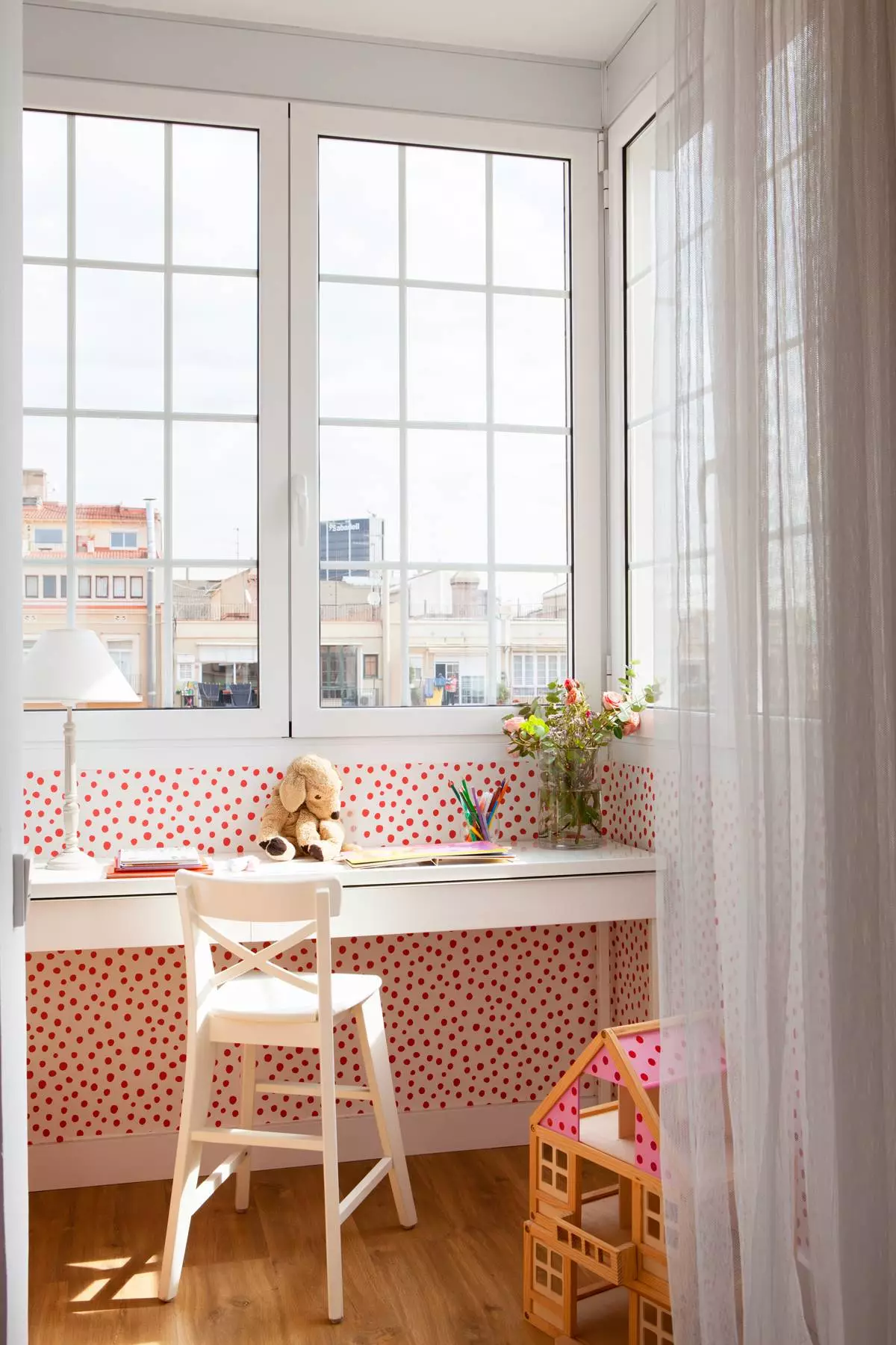 yara-ọmọde-pẹlu tabili-ati-polka-dot-wallpaper-00429138 O