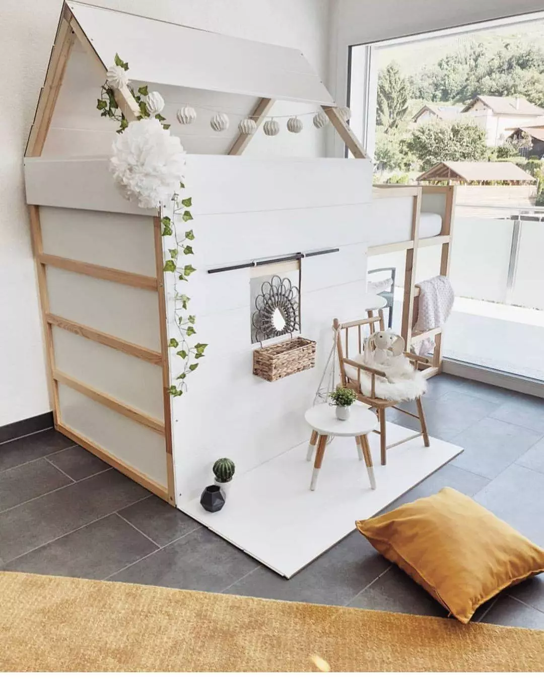 Beliche infantil em forma de casa branca e design nórdico, no Instagram