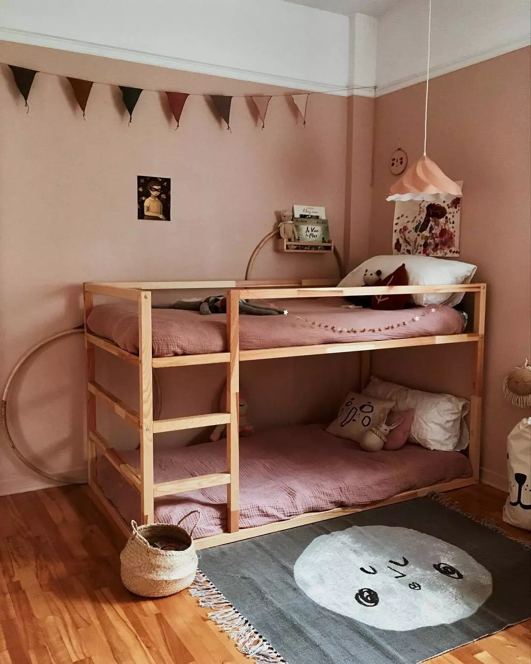 Beliche infantil de madeira com roupa de cama e paredes rosa, no Pinterest