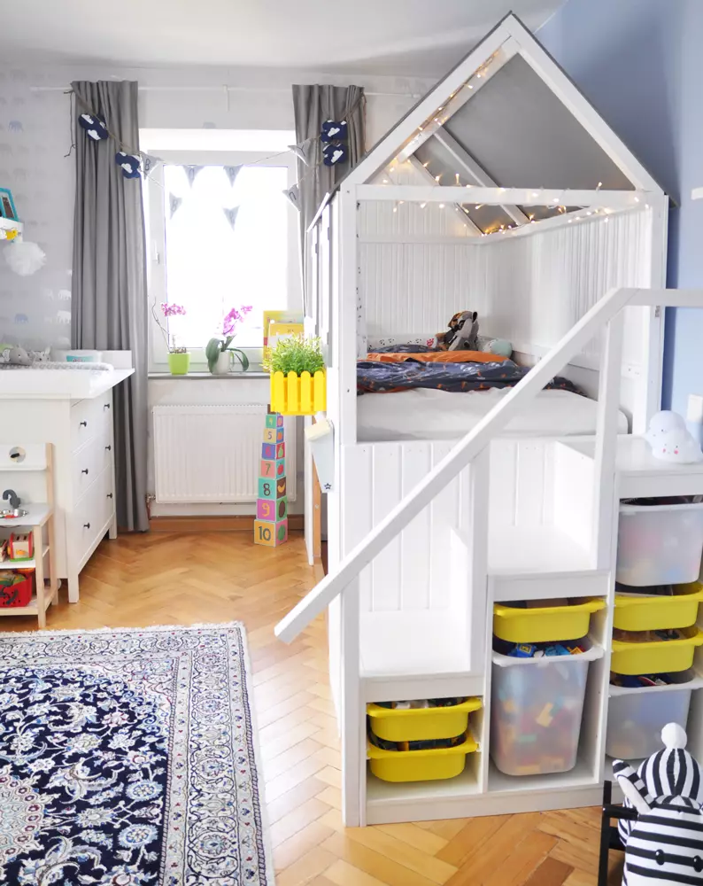 Kannerbett a Form vun engem Haus an Trapen mat Lagerung, op Pinterest