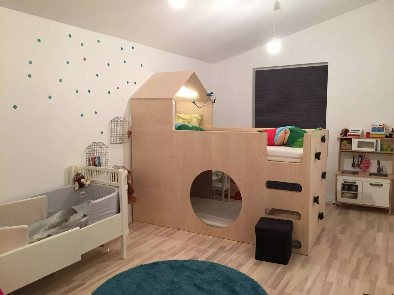 Quarto infantil com parede de escalada e beliche de madeira compensada, no Pinterest