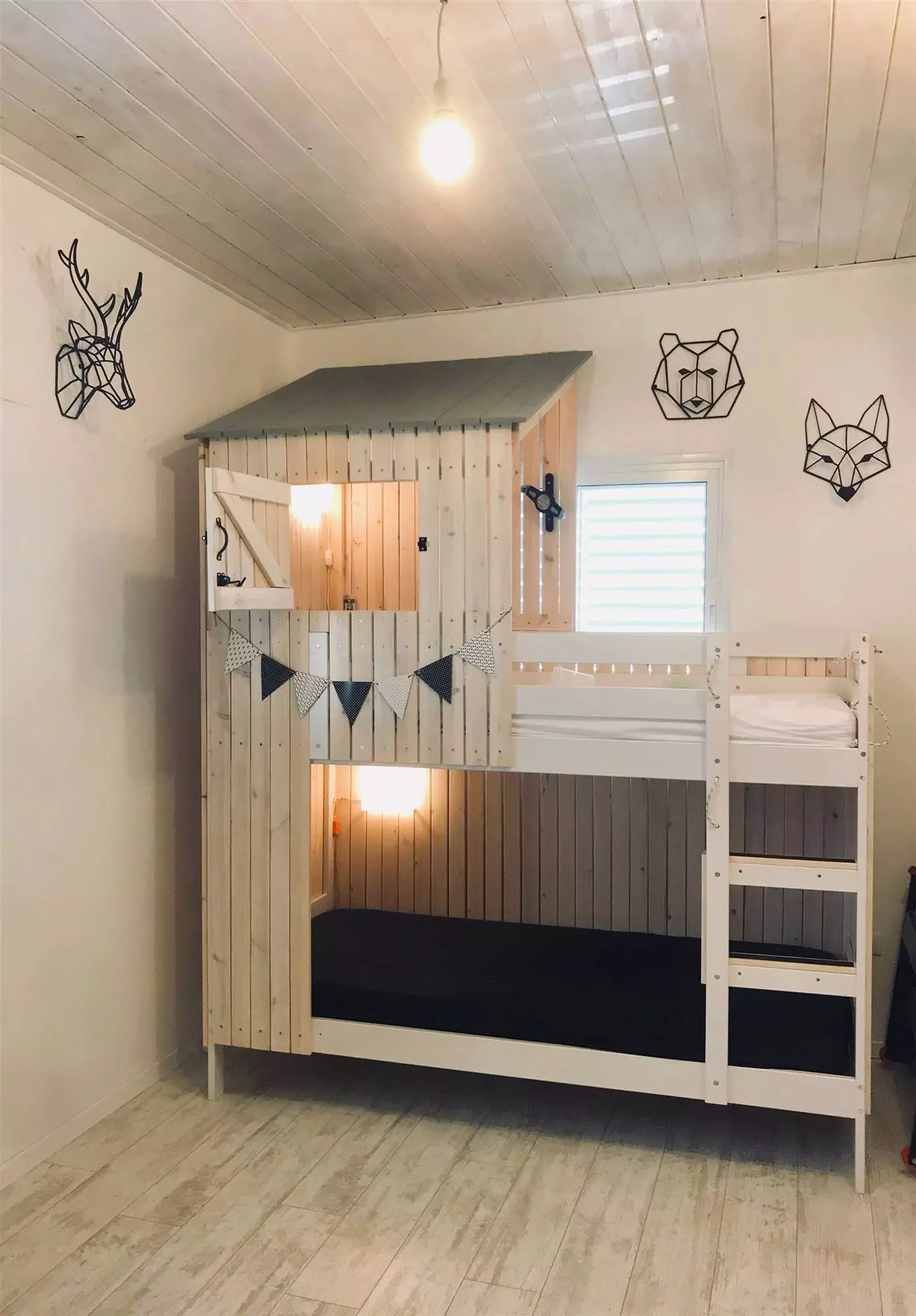 Beliche infantil de madeira em forma de casa, no Pinterest