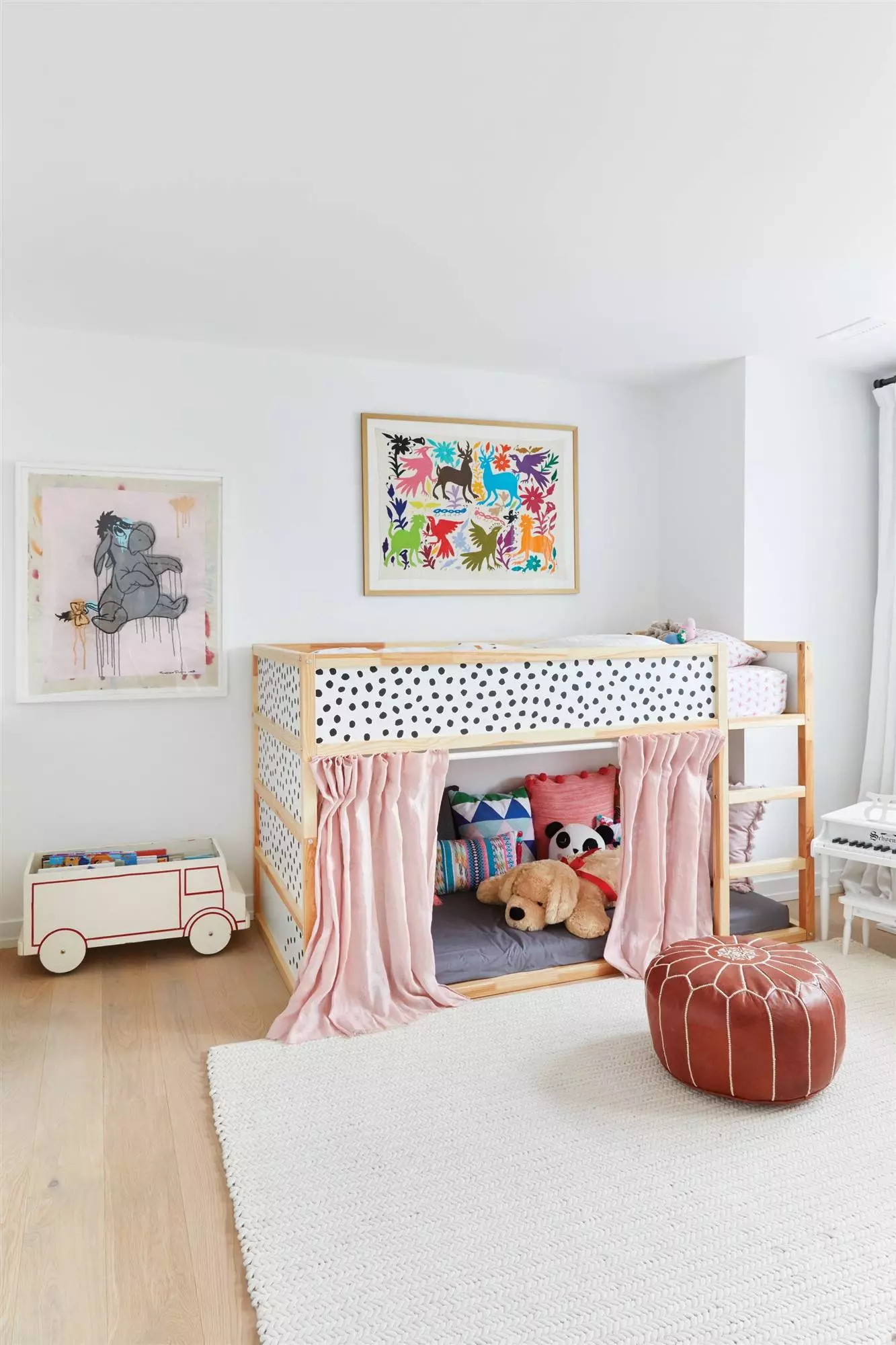 Hack do literal KURA infantil da IKEA decorado com papel de parede e cortinas rosa, no Pinterest