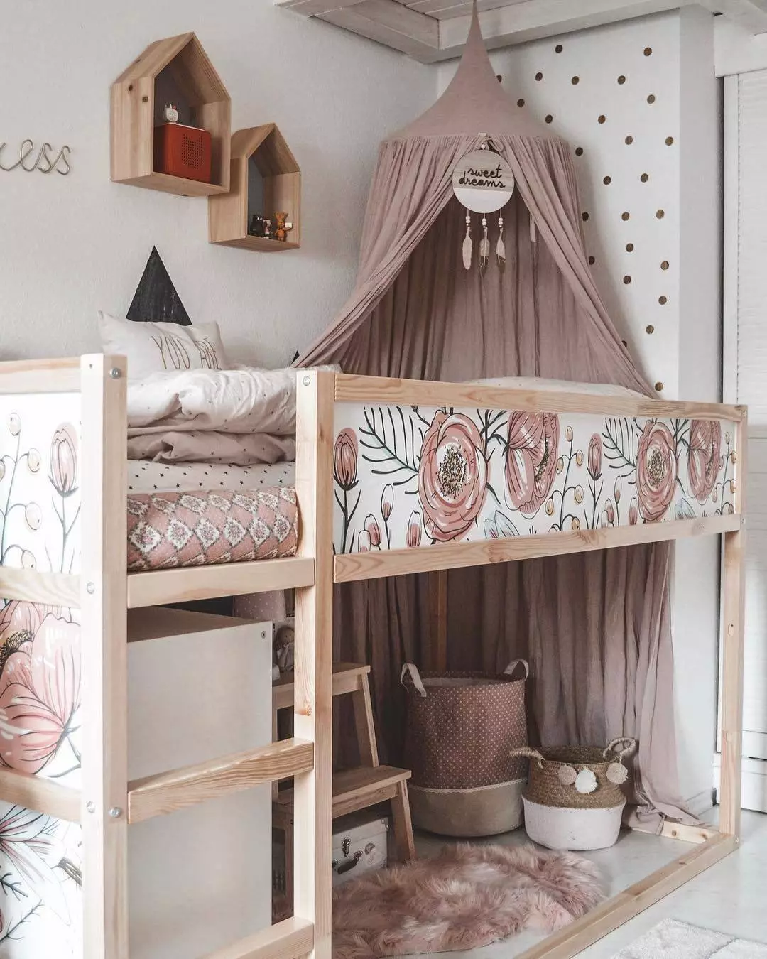 Hack do KURA infantil literal da IKEA com estilo vintage decorado com papel de parede floral e um dossel rosa, no Instagram