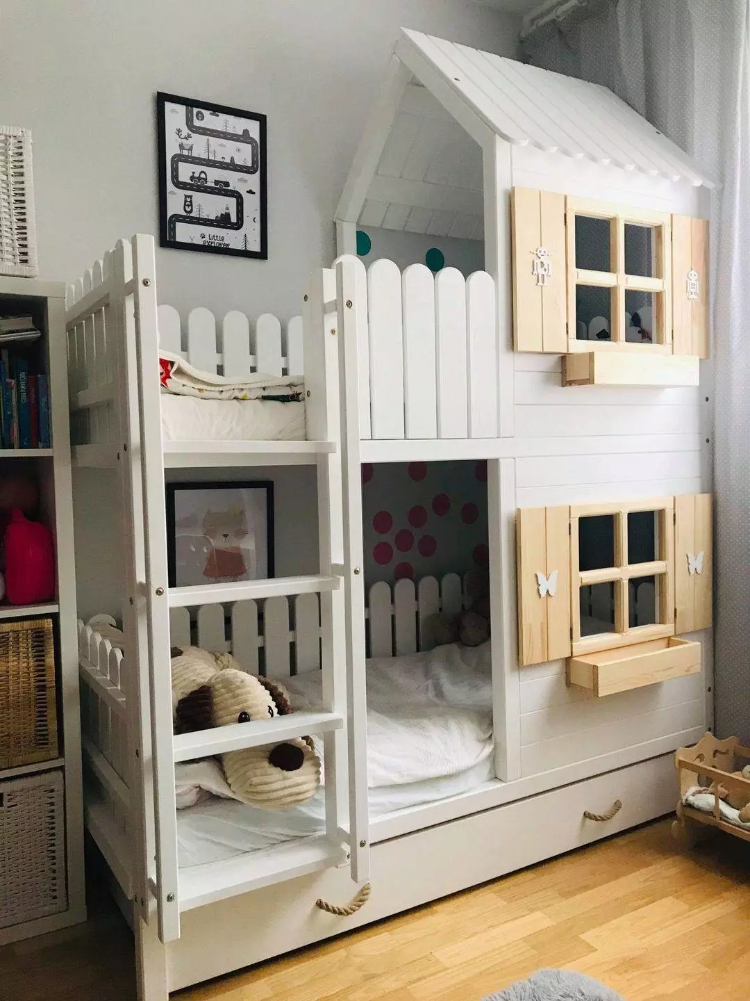 Beliche infantil em forma de casa branca com cercas, no Pinterest