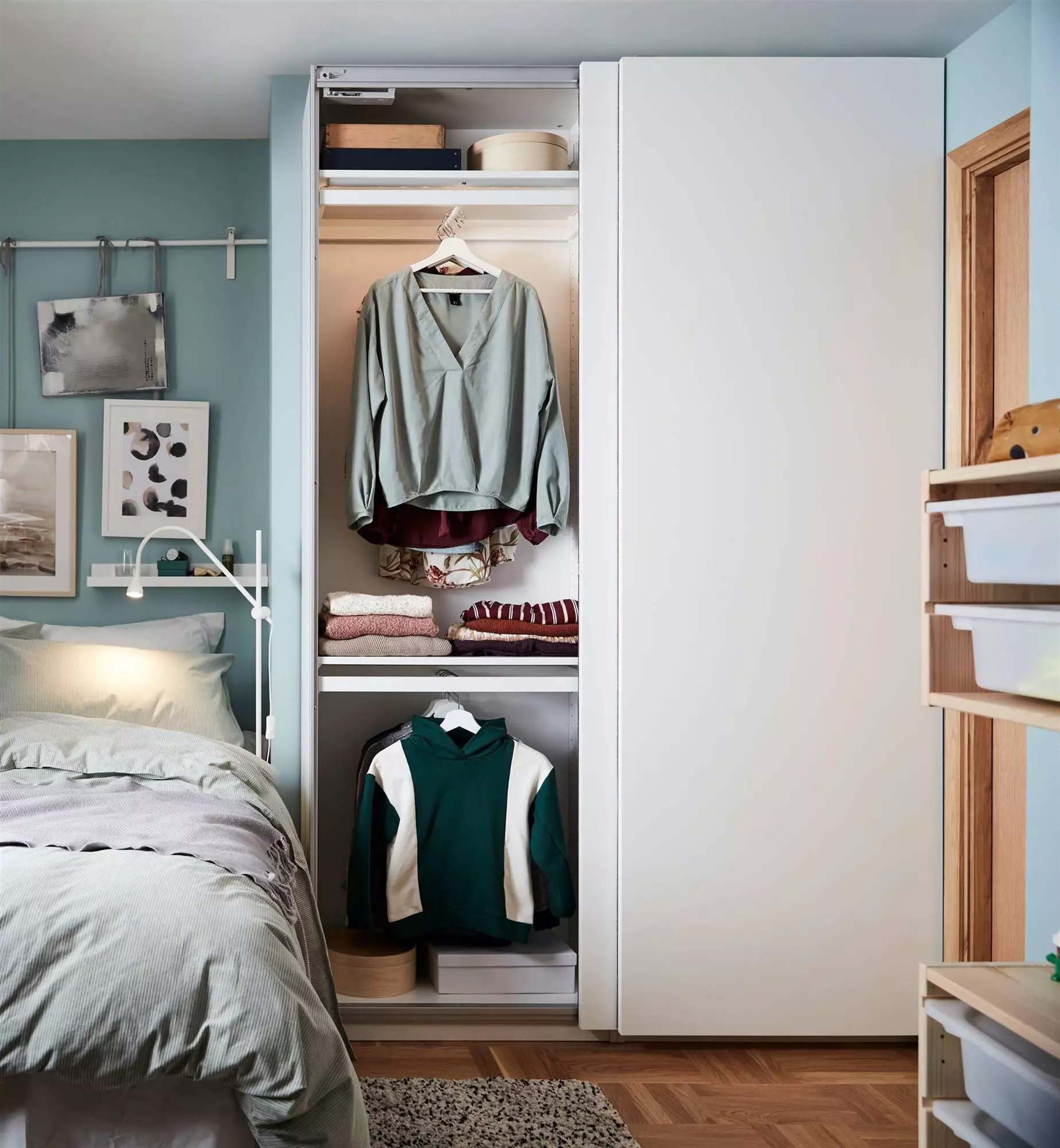 IKEA youth bedroom na may PAX wardrobe at mga harapan ng HASVIK