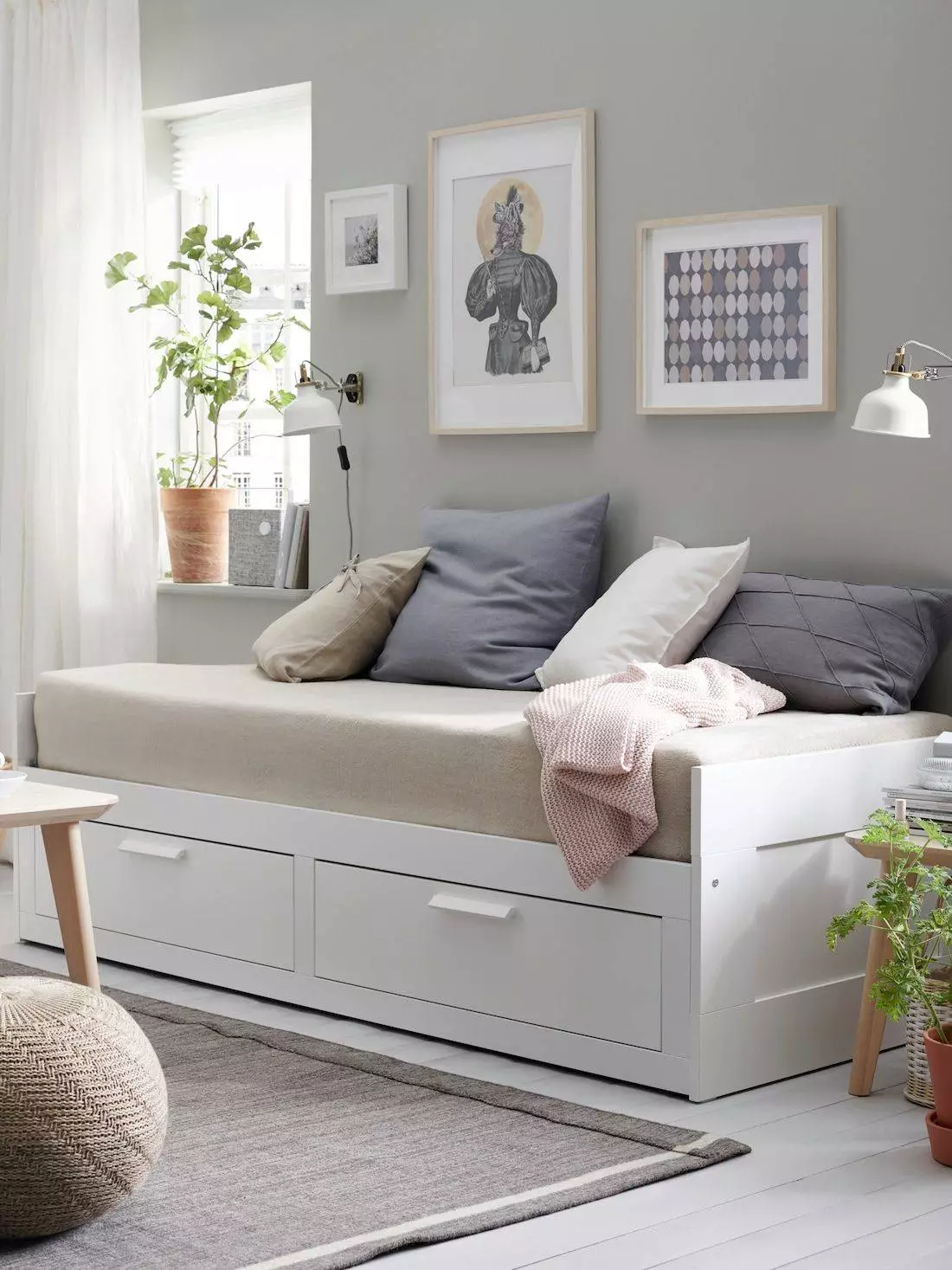 Camera da letto per ragazzi IKEA con divano BRIMNES e biancheria da letto neutra