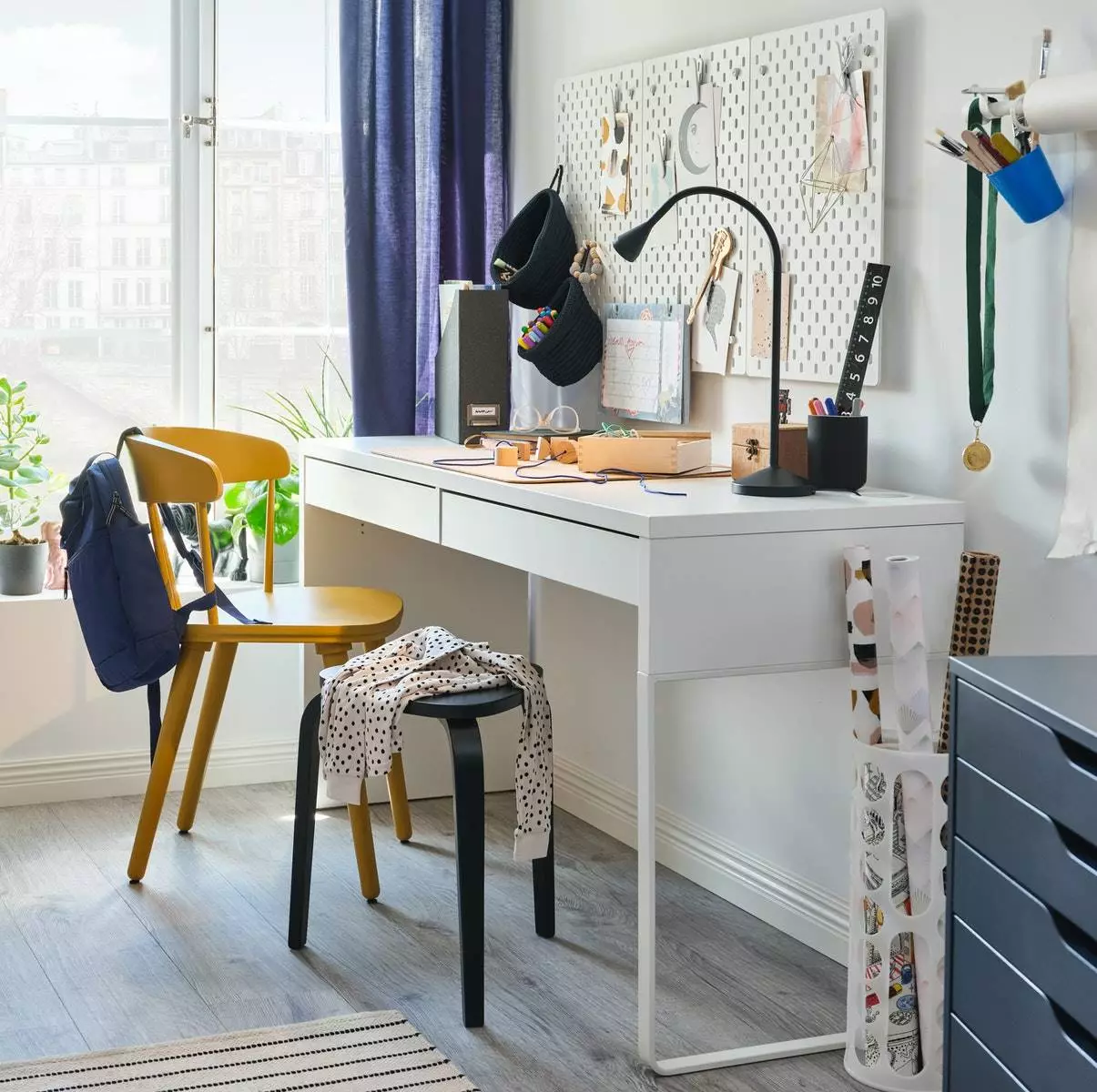 Iyẹwu ọdọ IKEA pẹlu tabili MICKE ati alaga OMTÄNKSAM ni ofeefee