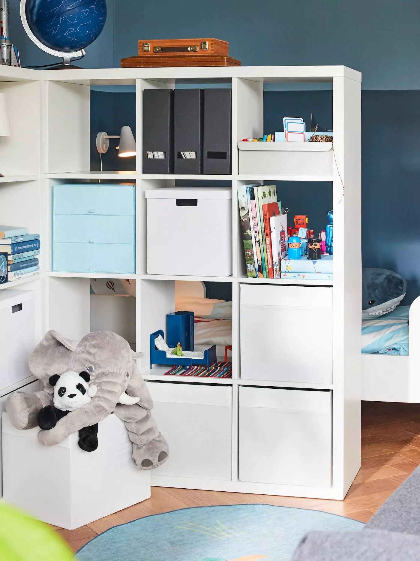 IKEA jeugdslaapkamer met KALLAX boekenkast als roomdivider