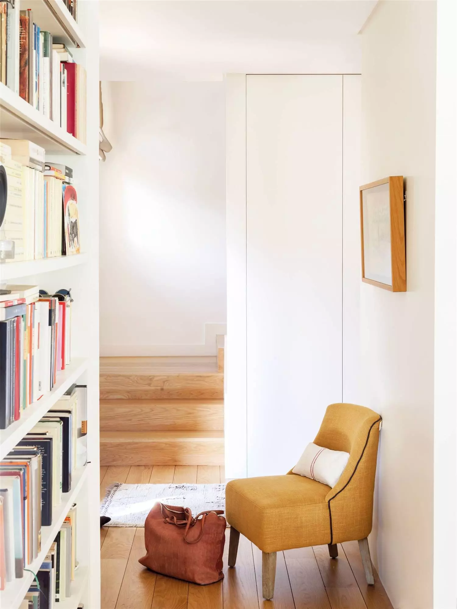 hallway-with-shelf-with-books-and-mustard-armchair_00510176