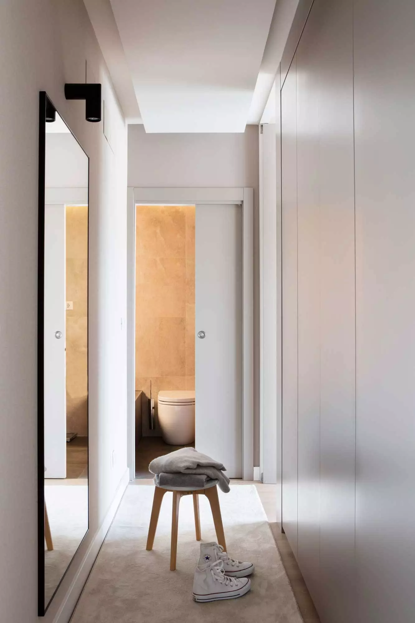 couloir-avec-armoires-et-miroir-00519930 O