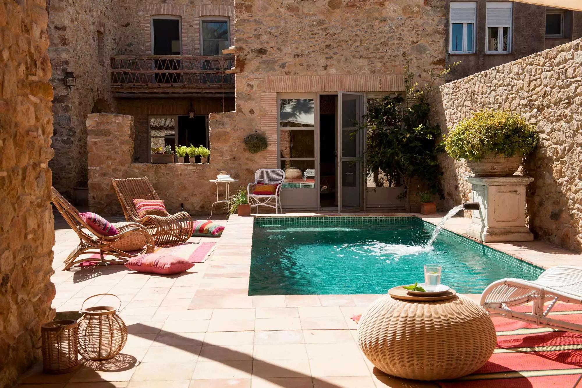 patio-country-house-in-stone-with-swimming-pool-00483661 O