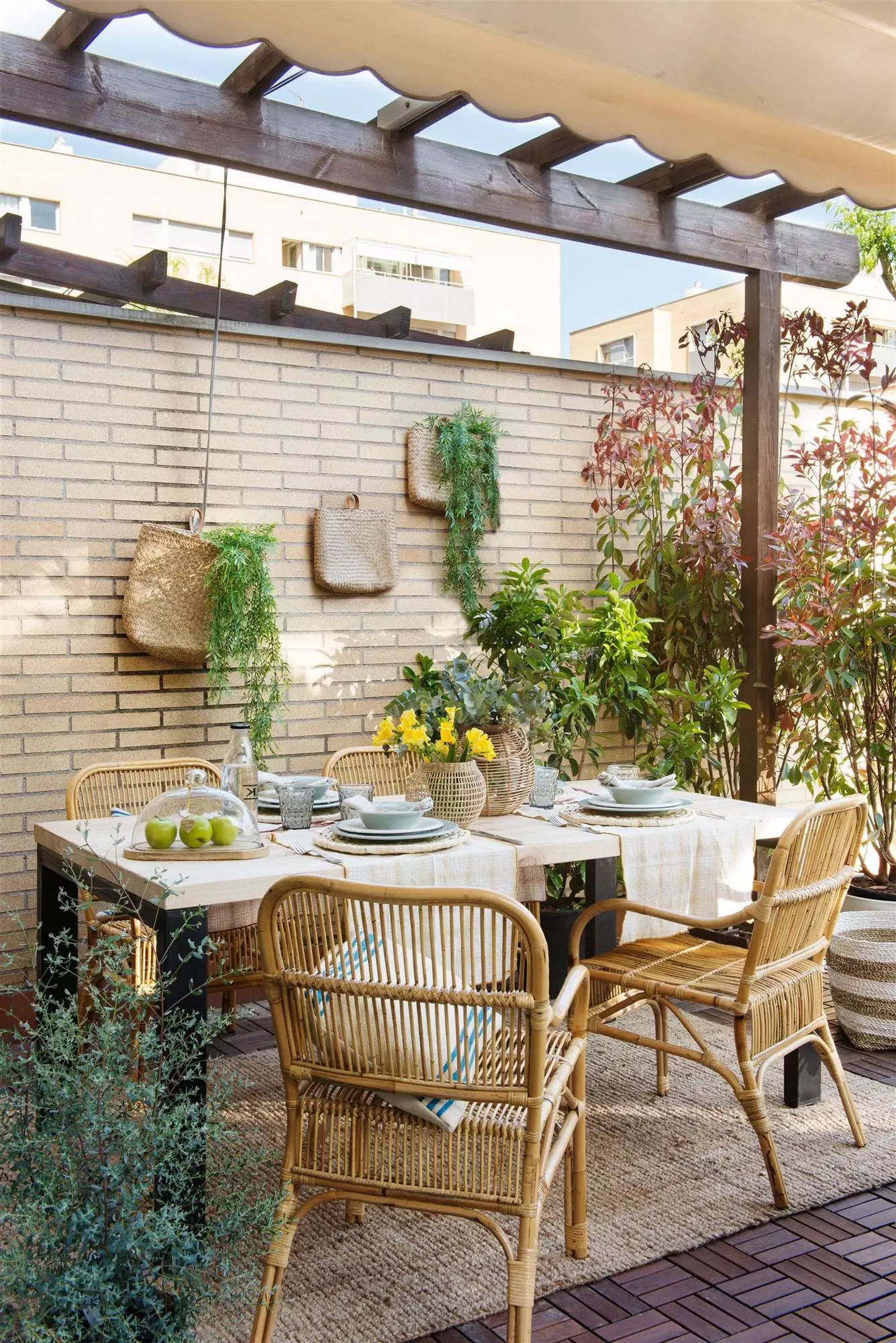 outdoor-dining-room-under-awning_00483141_O