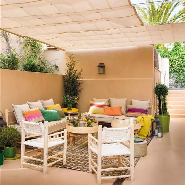 00483392 Roll-up awning fuq it-terrazzin tal-patio