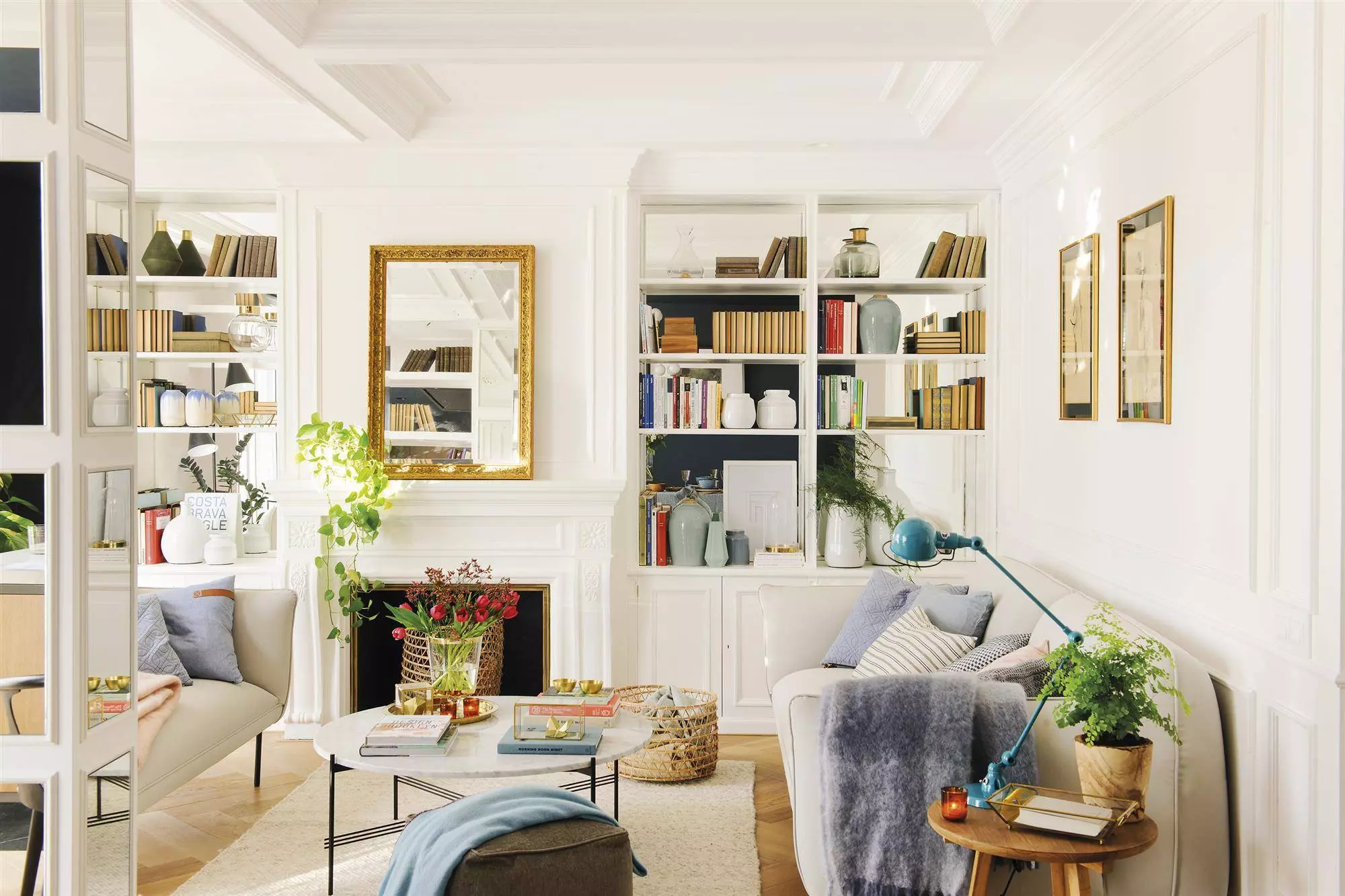 Living room with white boiserie and modern decoration