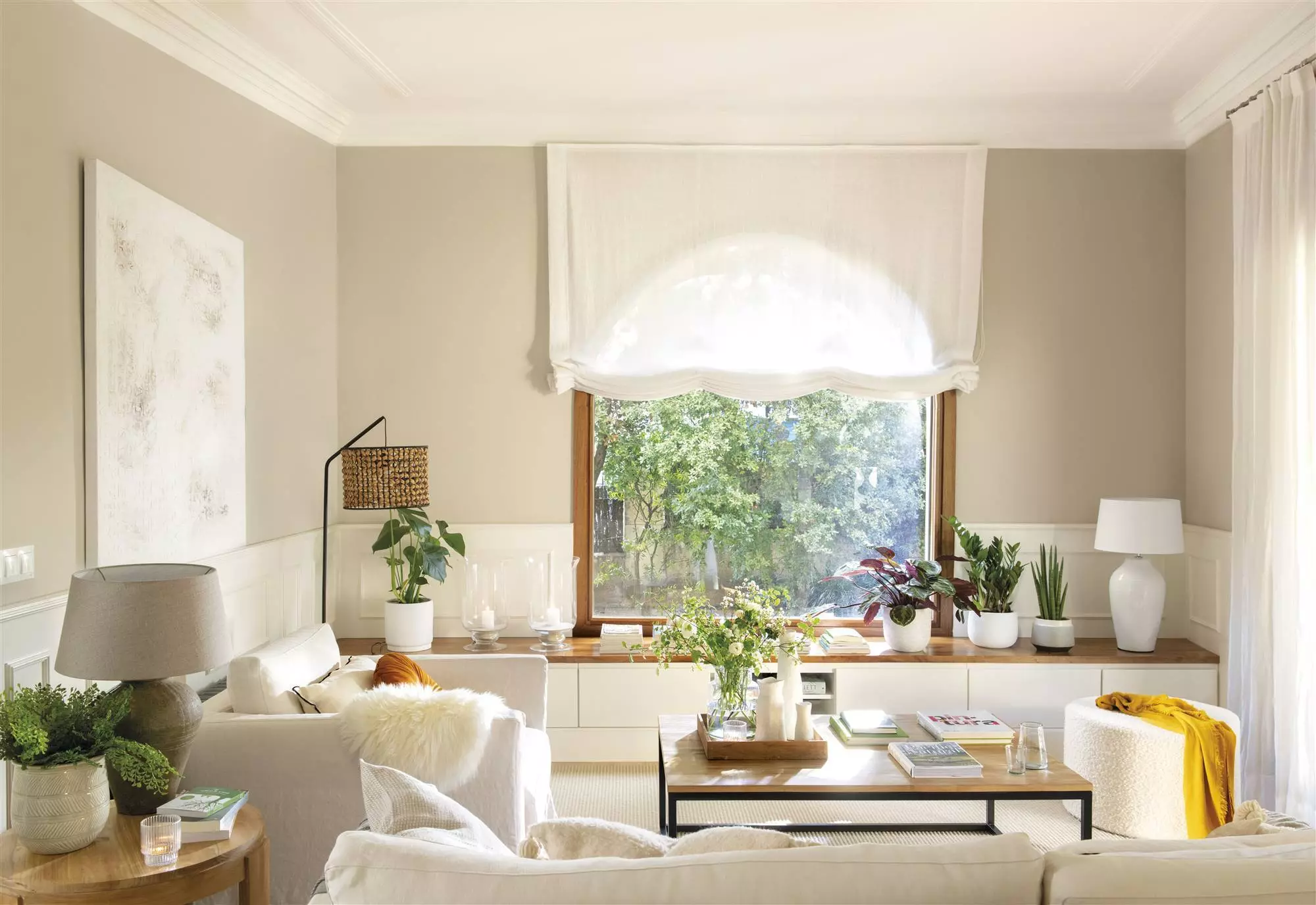 A white living room with a sofa facing the window 00534459