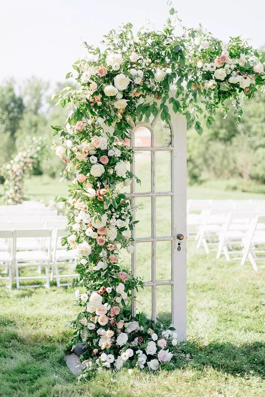 Buiten bruiloft decor met poort en bloemenslinger, Pinterest