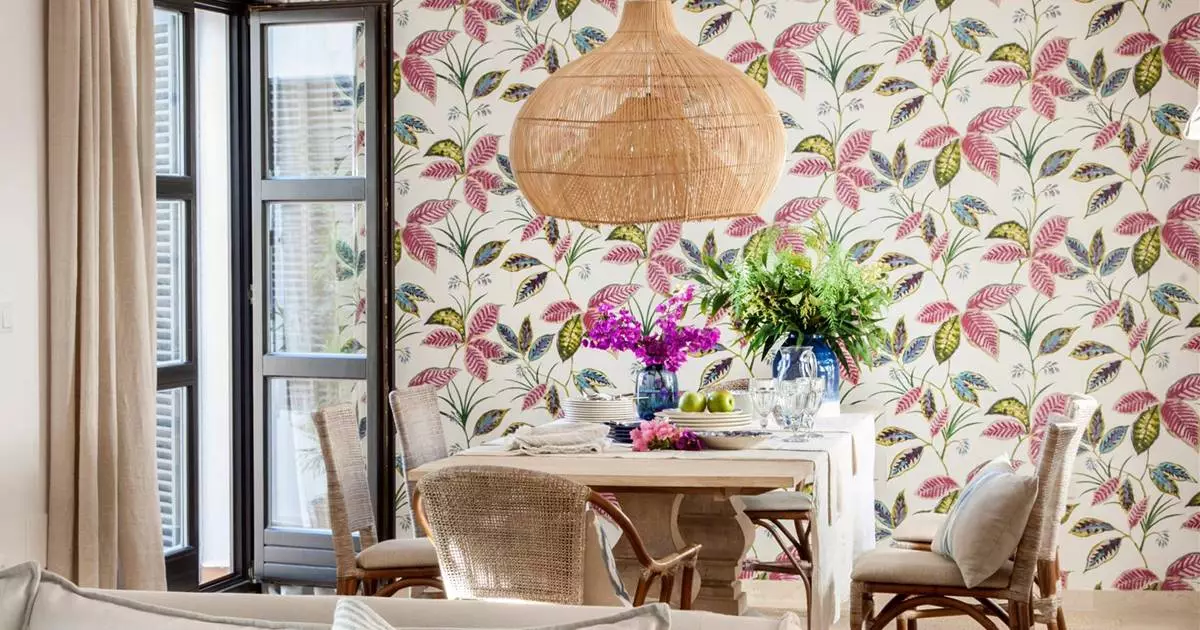 9 floral wallpapers to give a new look to any corner of your home