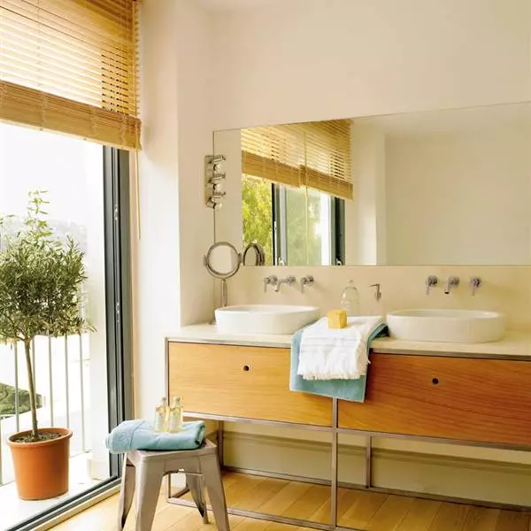 Bagno con pavimento in parquet