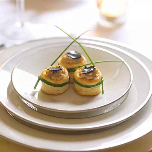 Boletus va truffle bilan mini puff pastry vol-au-vents