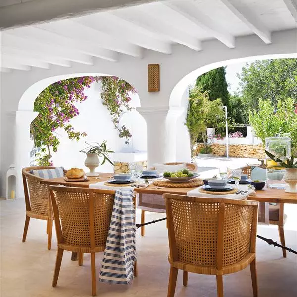 Salle à manger d'été sous un porche