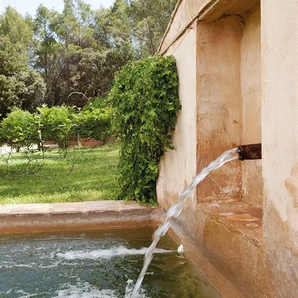 Chorro de auga caendo nunha piscina