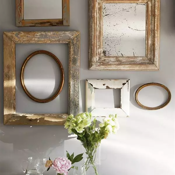 Composition of empty frames to decorate the wall_411818