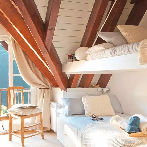 Attic na kwarto ng mga bata na may mga bunk bed