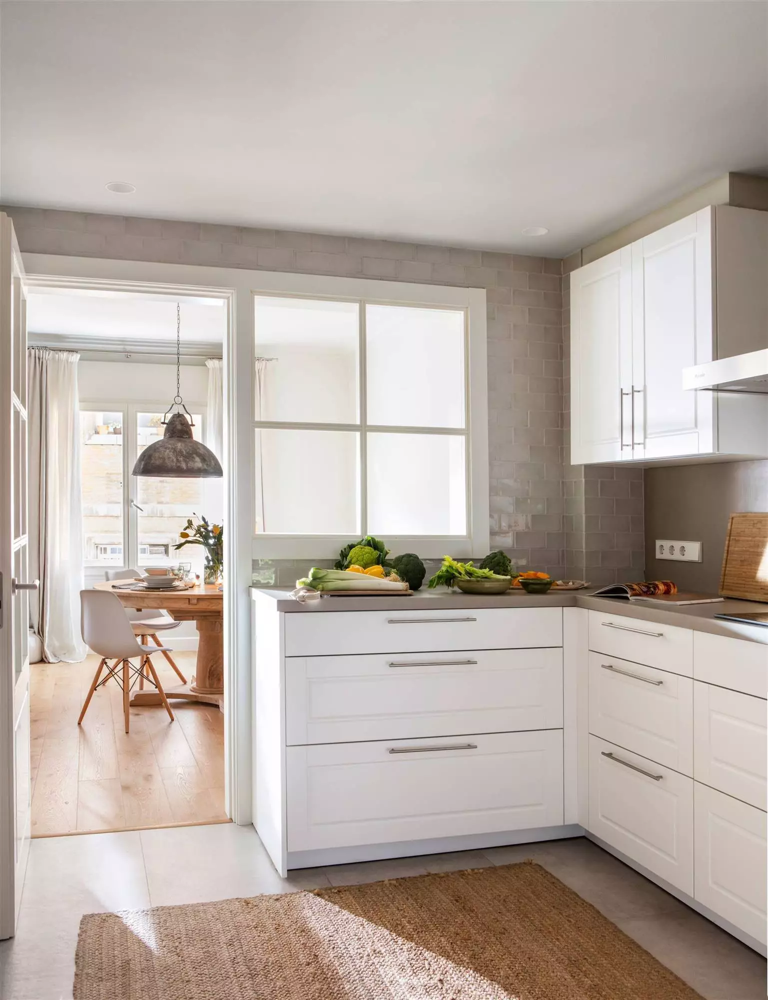 kitchen-with-window-to-the-living-room-and-white-furniture_00499009