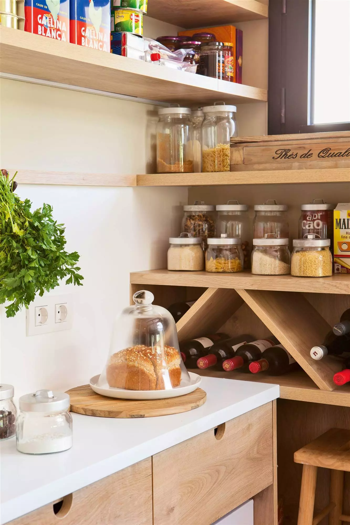 corner kitchen pantry area_00417600