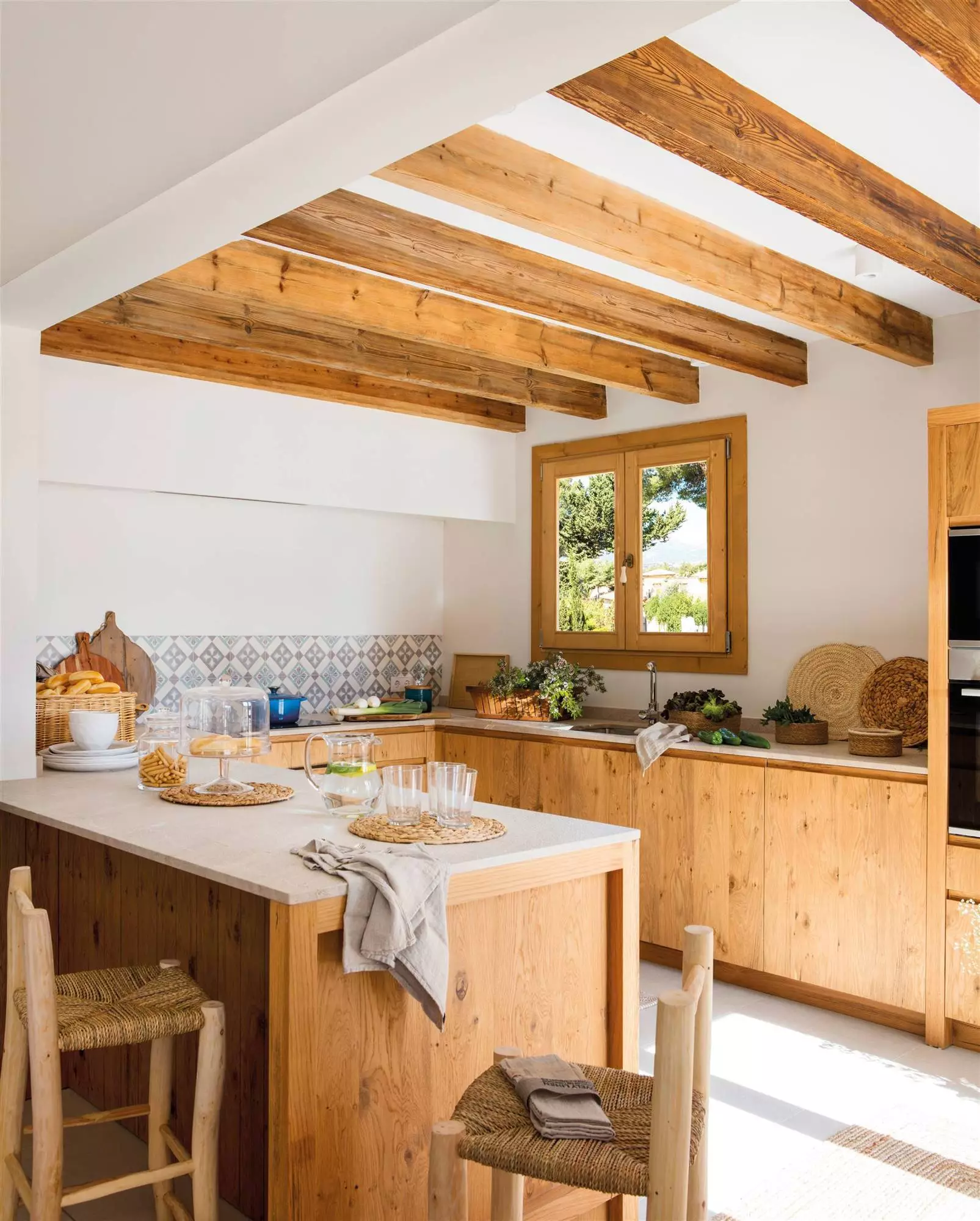 kitchen with beams and wooden furniture_00508440