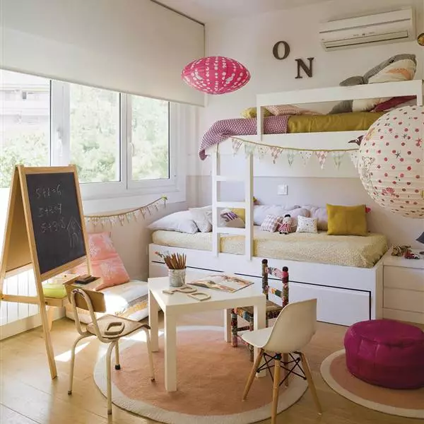Schlafzimmer mit Etagenbett in Senf- und Rosatönen