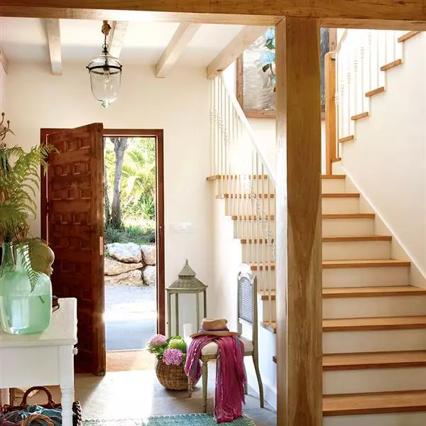 Hallway with white console and wooden column