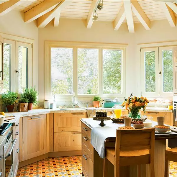 Kitchen with large windows and hydraulic floor