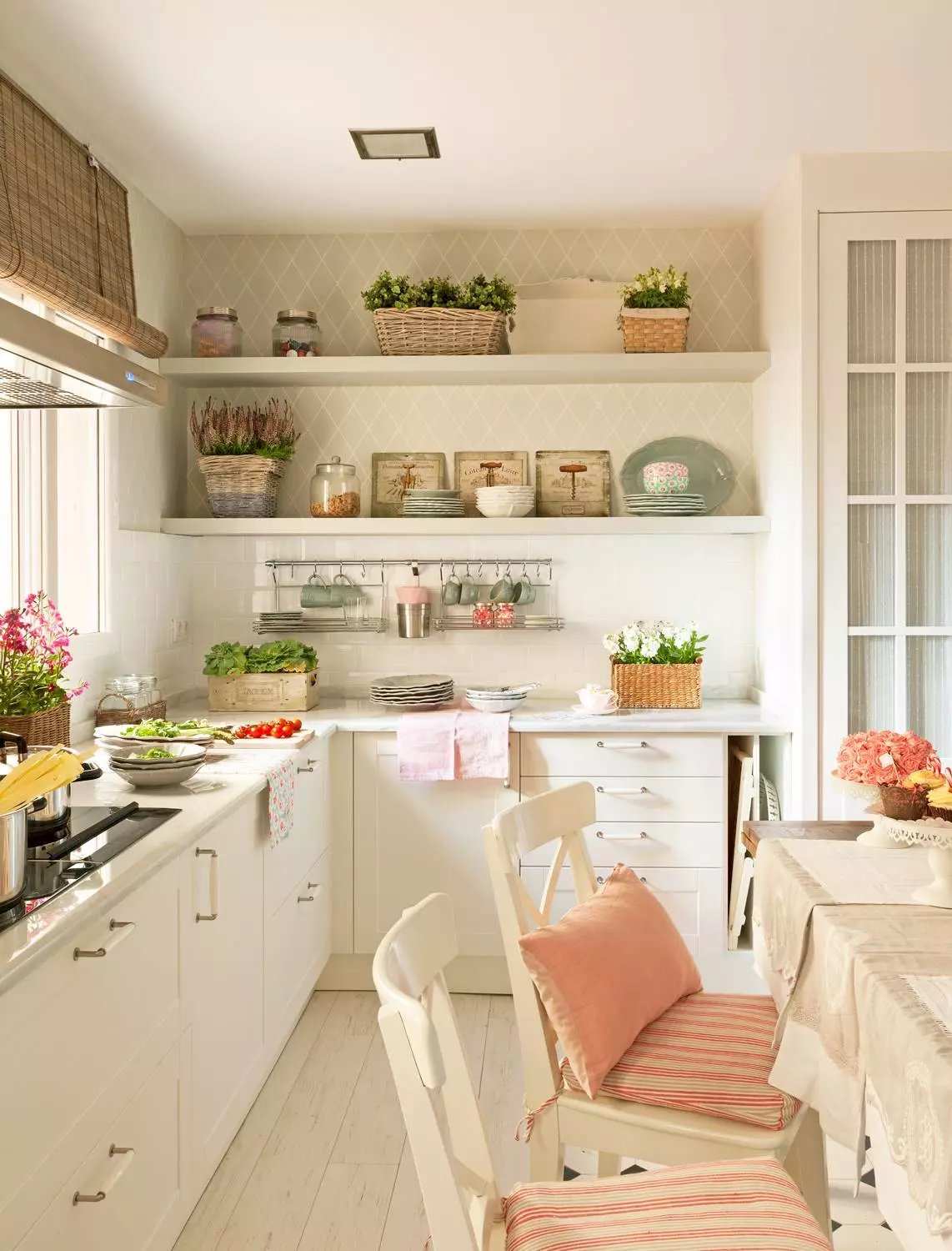 Kitchen nwere shelves na azụ kpuchie na akwụkwọ ahụaja