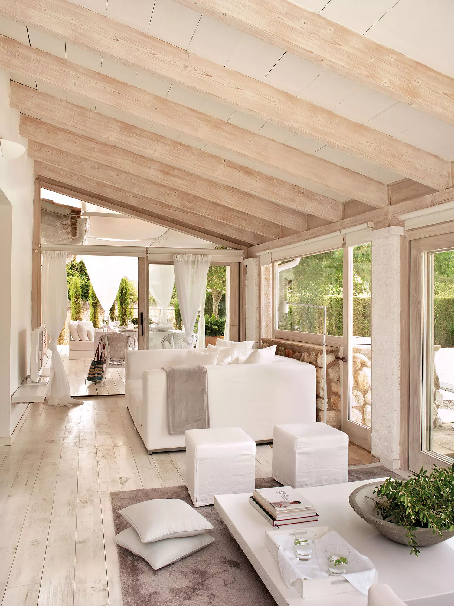 Decorate with beams: with an eye on the ceiling 3374_1