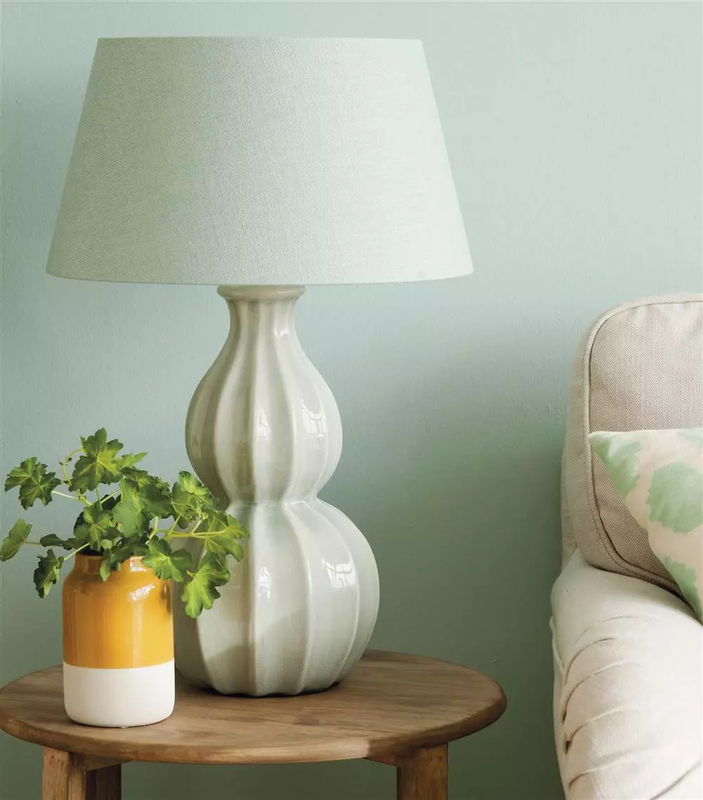 Lampe et vase sur table d'appoint