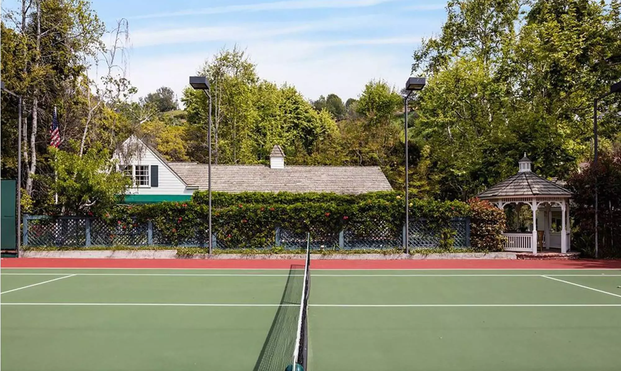 Tennis court sa balay sa managsuong Jonathan ug Drew Scott