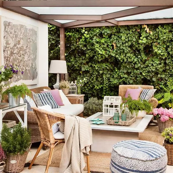 Salón de verán en terraza con pérgola