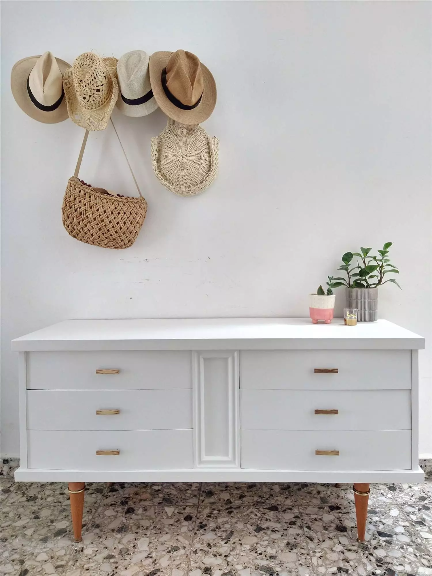 sideboard putih gaya nordic