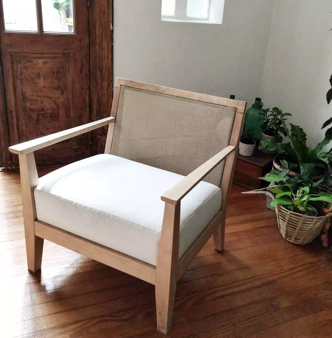 Armchair pẹlu apapo. Lẹhin: A ijoko bi titun