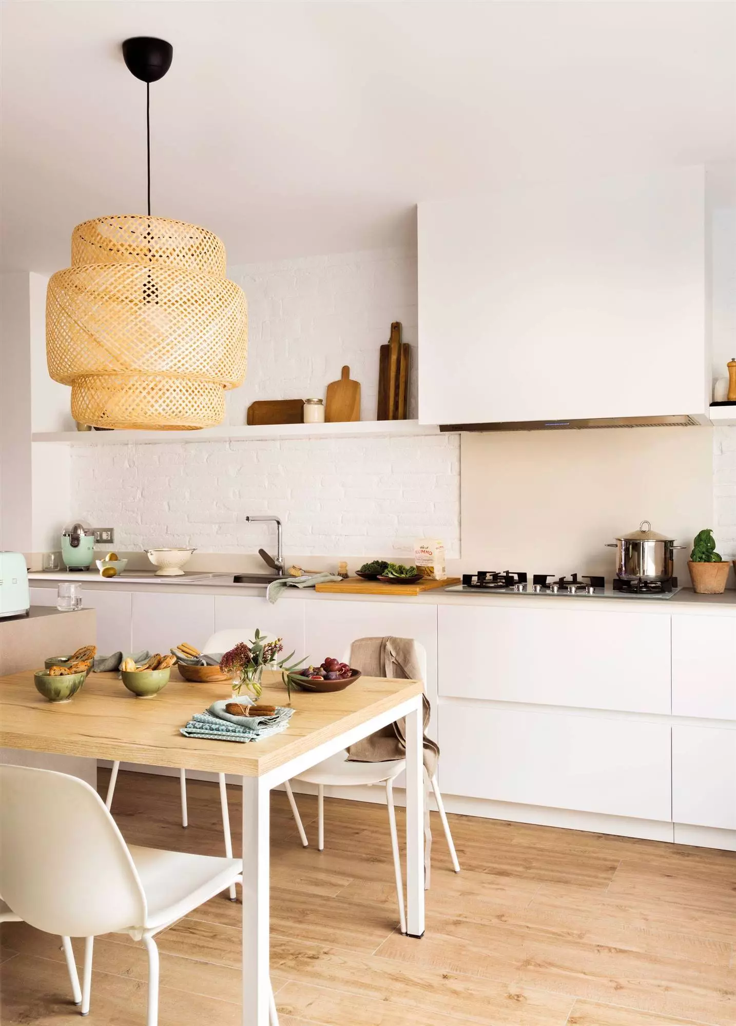 Cuisine blanche nordique avec bureau et lampe suspendue en fibres naturelles 00472319