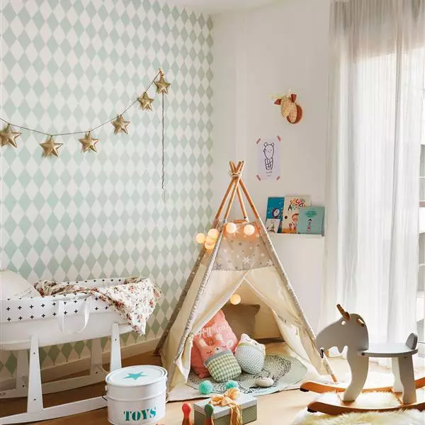 Kinderkamer met bedjie, tipi en plakpapier _445624